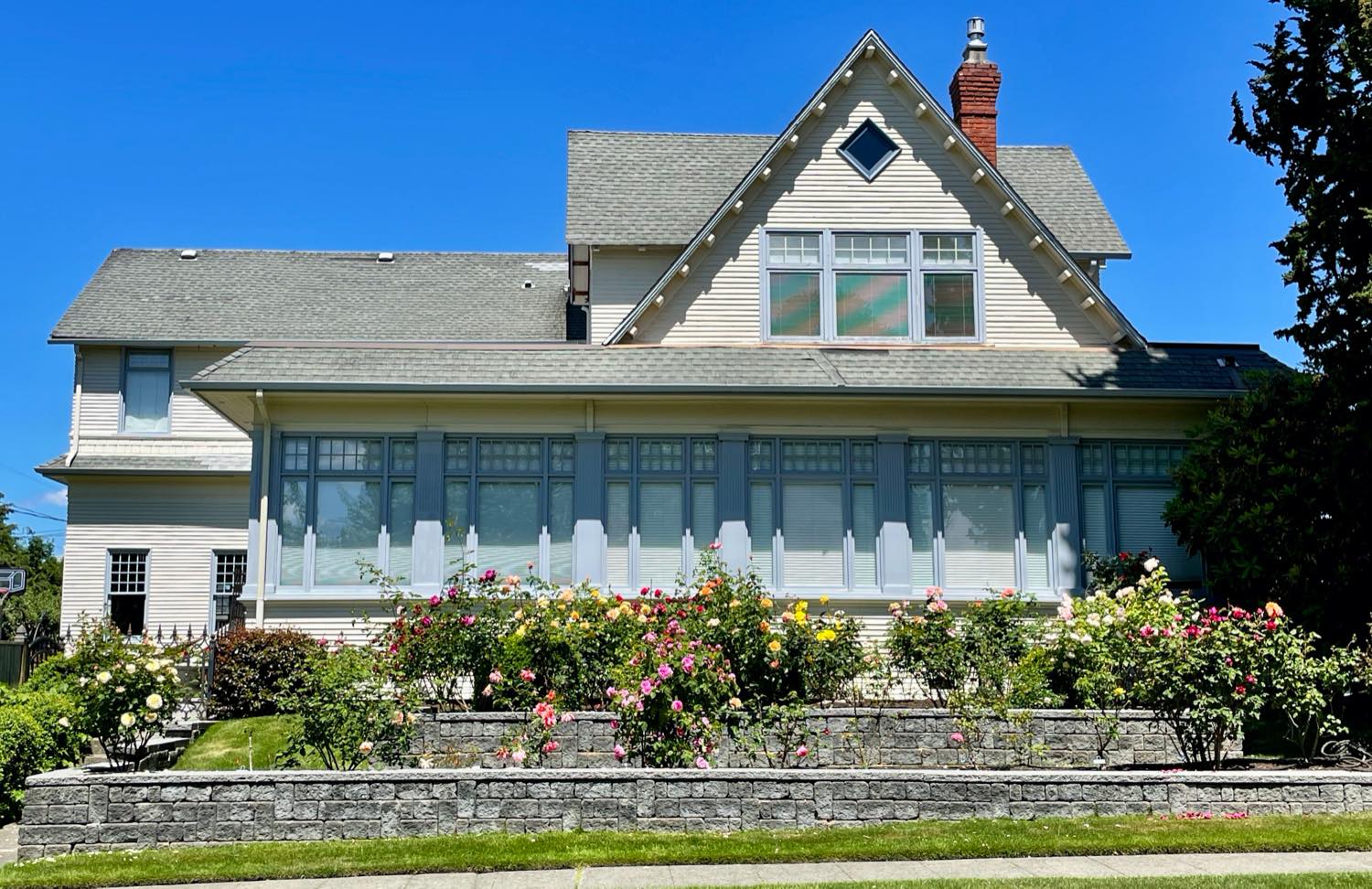 Solve Closed up house with an incredible rose garden jigsaw puzzle ...