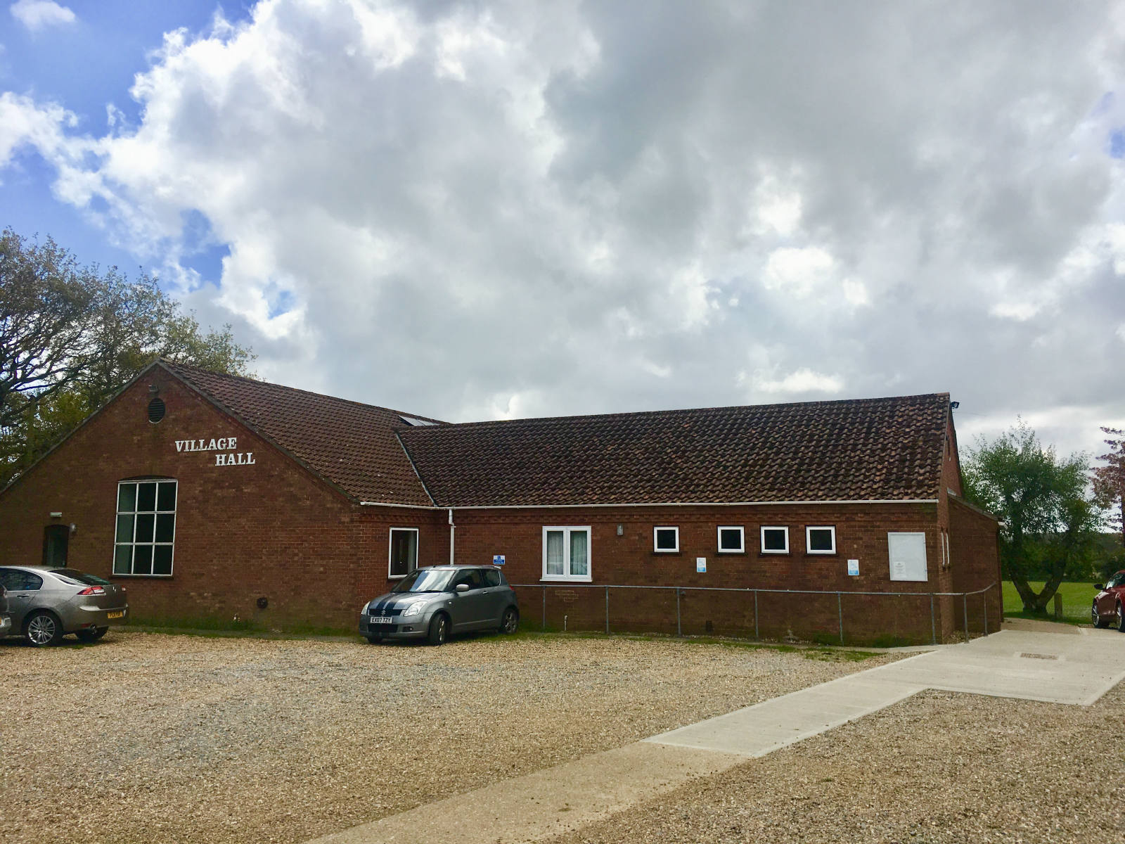 Solve Southrepps Village Hall jigsaw puzzle online with 221 pieces