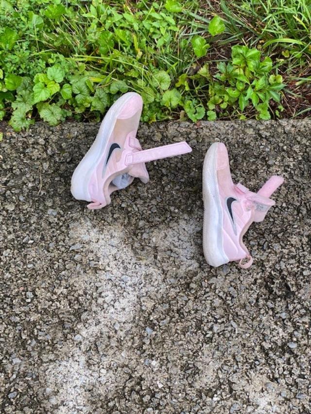 Solve Pink shoes (a) jigsaw puzzle online with 20 pieces