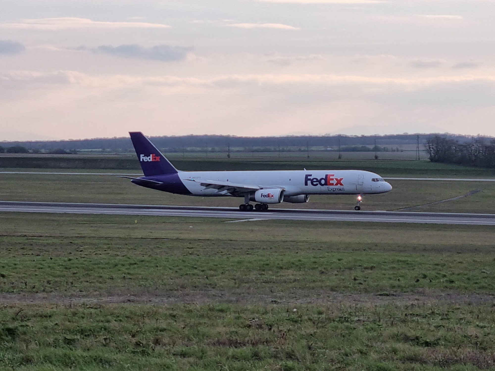 Solve Boeing 757-200 FedEx jigsaw puzzle online with 88 pieces