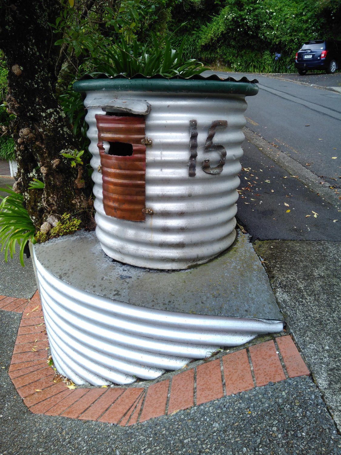 Solve Letterbox - No15. Corrugated Mail jigsaw puzzle online with 63 pieces