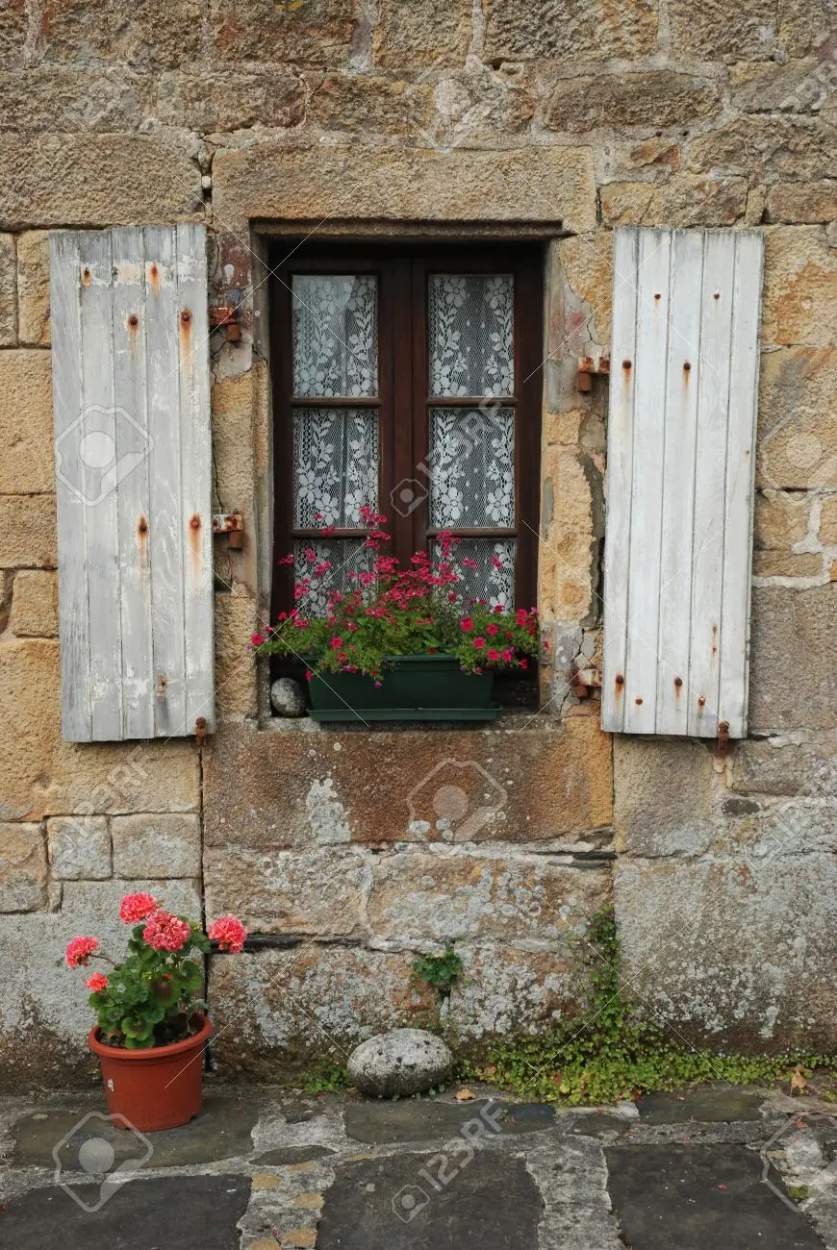 Solve BEAUTIFUL WINDOW jigsaw puzzle online with 70 pieces