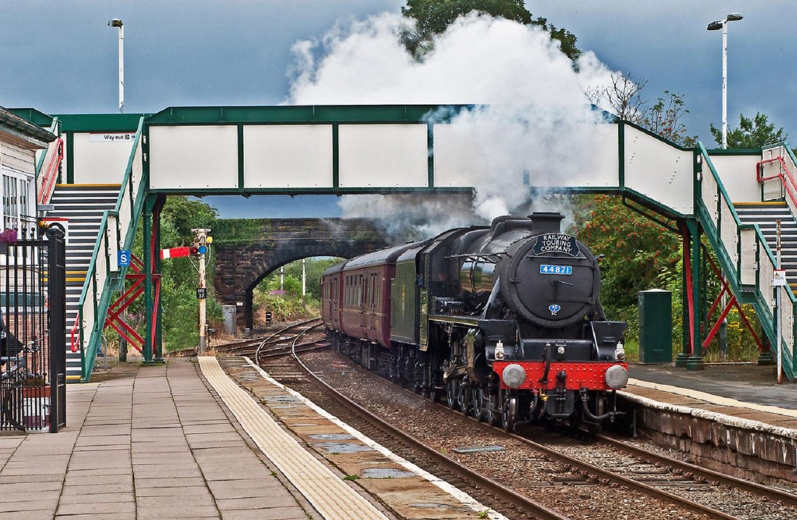 Solve LMS Stanier Class 5MT 4-6-0 44871 at Helsby Junction. jigsaw ...
