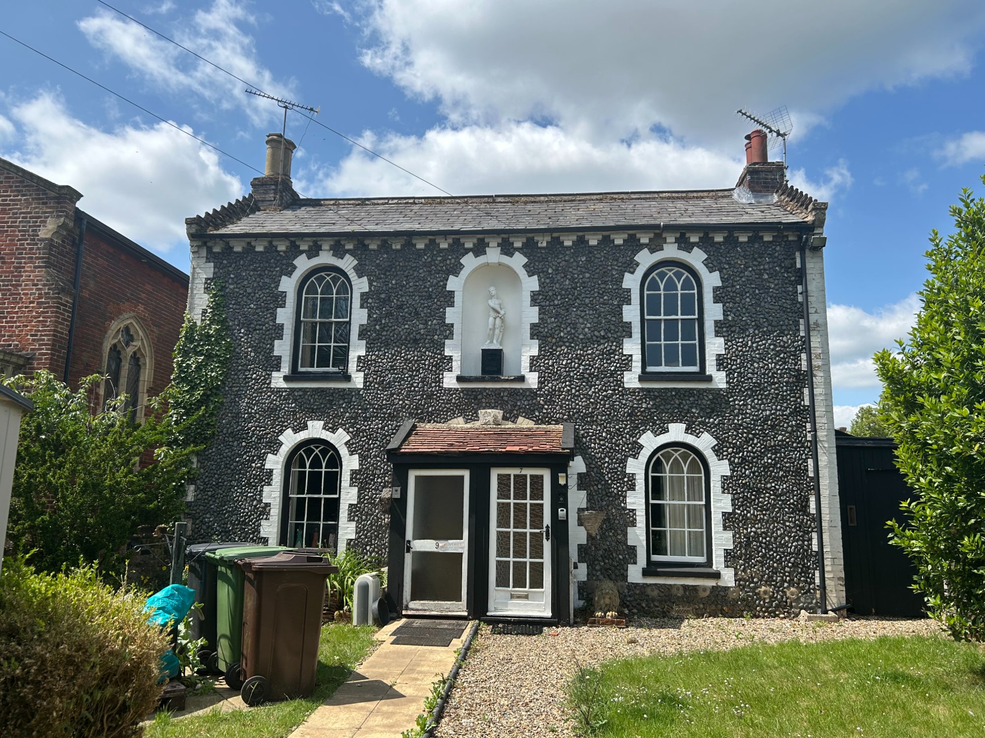 Solve Flint Building jigsaw puzzle online with 176 pieces