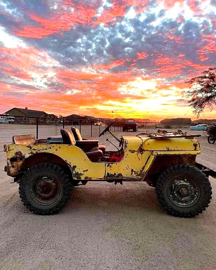 Solve A well used and loved Jeep jigsaw puzzle online with 30 pieces