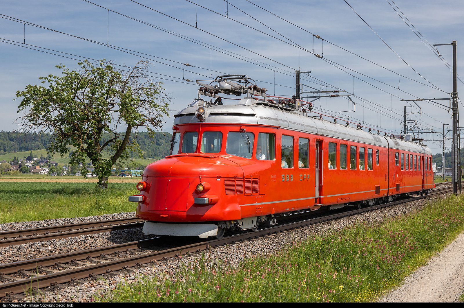 Solve The Little Red Arrow! jigsaw puzzle online with 54 pieces