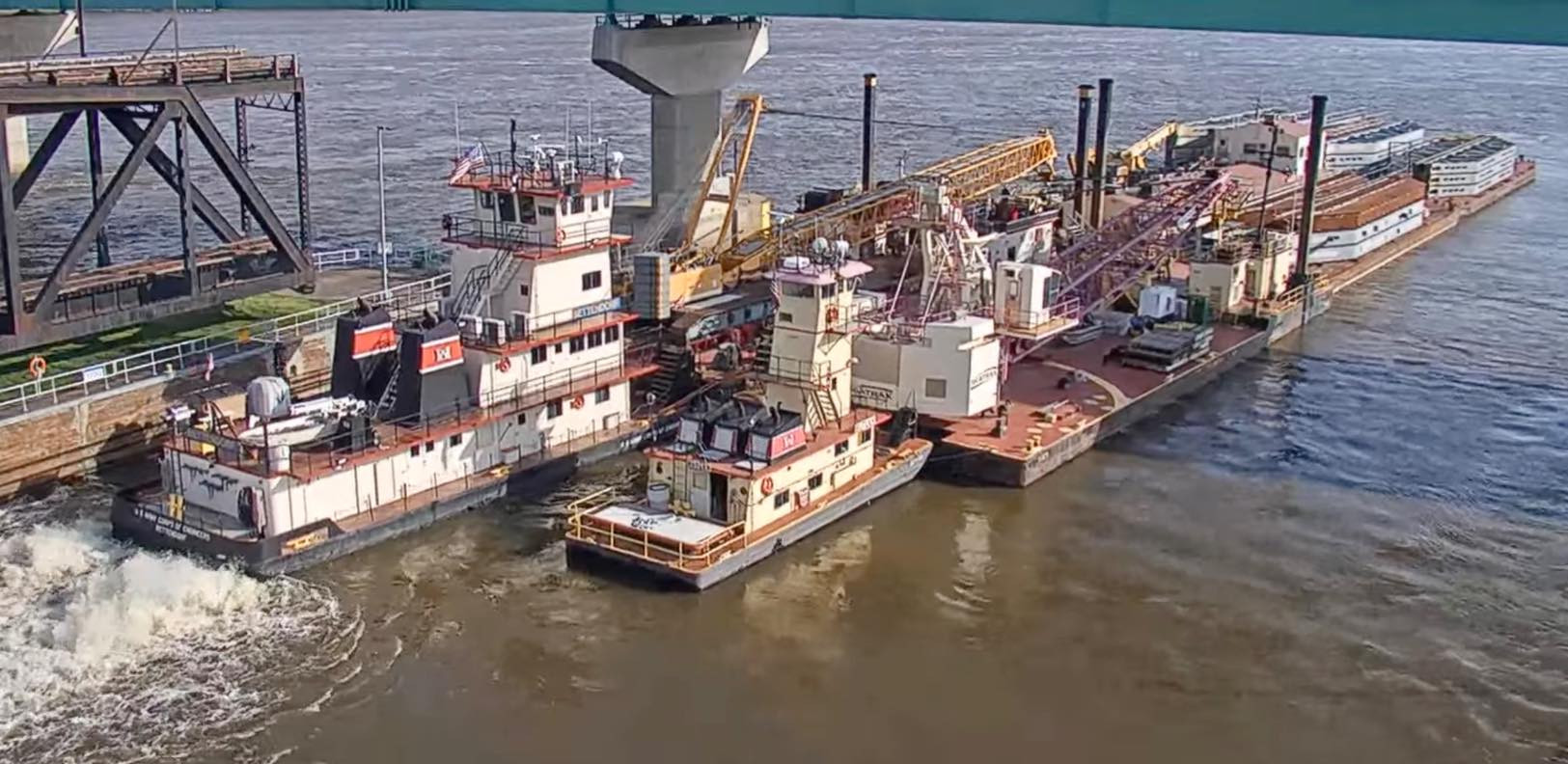 Solve Barges with stop logs 2 jigsaw puzzle online with 78 pieces