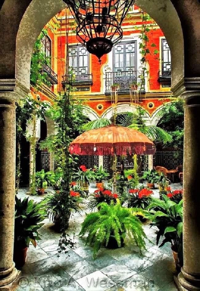 Solve SPANISH GARDEN UMBRELLA jigsaw puzzle online with 117 pieces