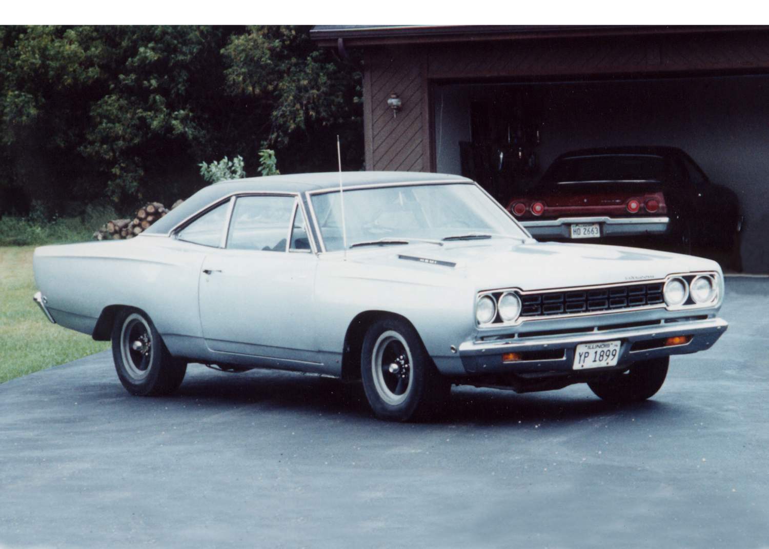 Solve 1968 Road Runner jigsaw puzzle online with 88 pieces