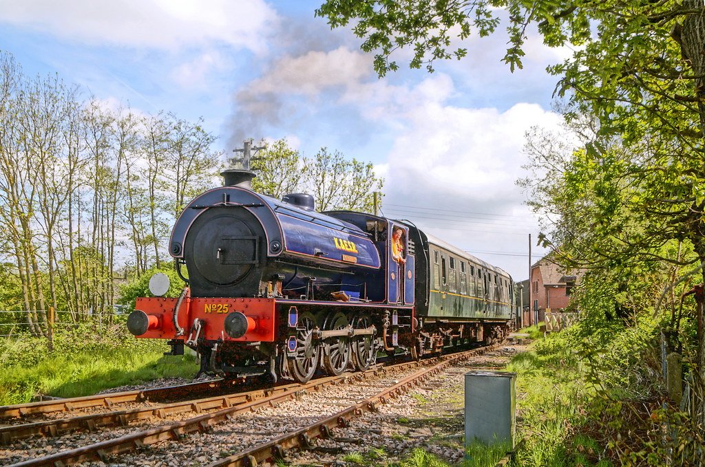 Solve KESR Rolvenden; No25 'Northiam' jigsaw puzzle online with 70 pieces