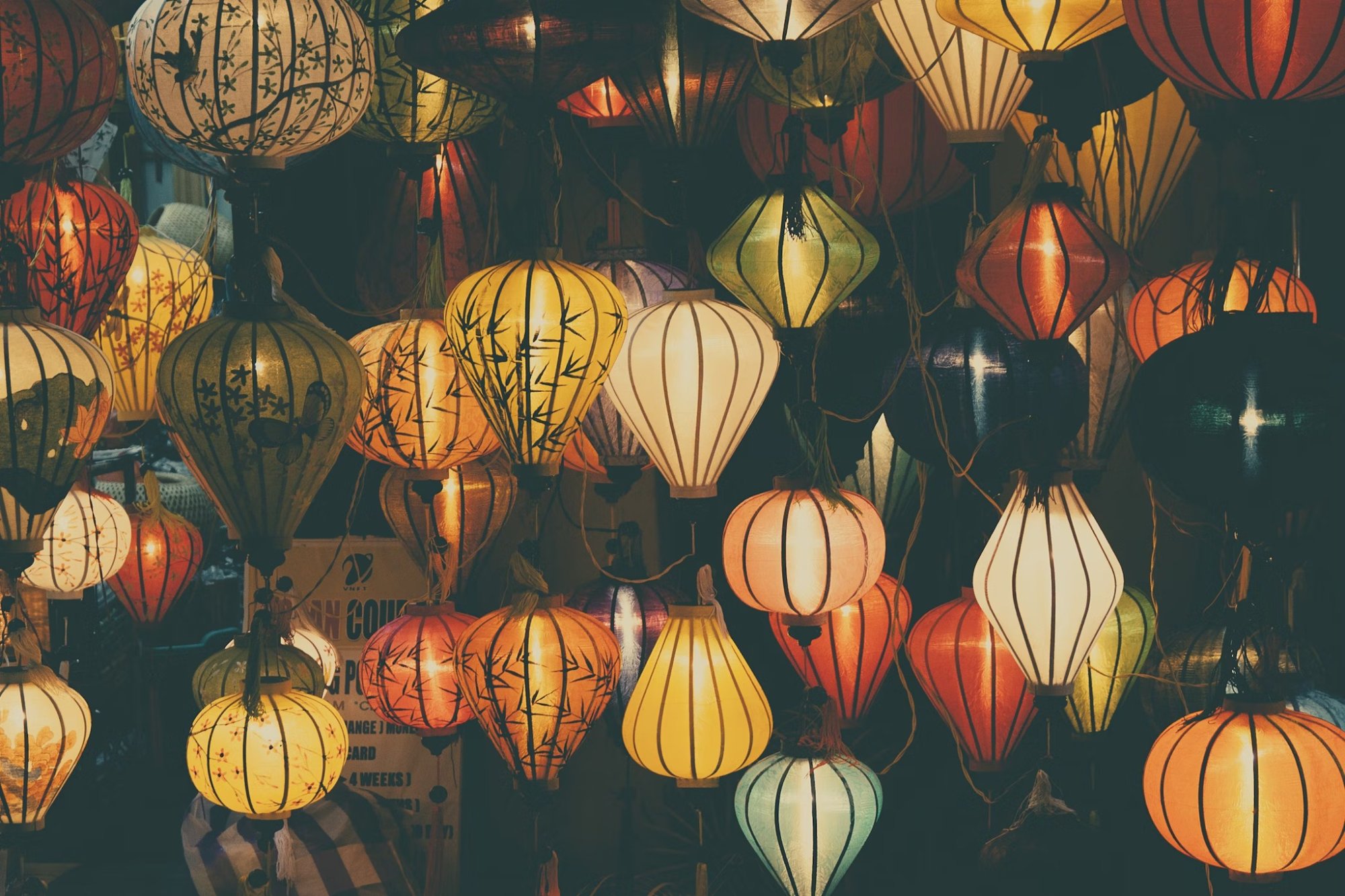 Solve Lanterns jigsaw puzzle online with 77 pieces