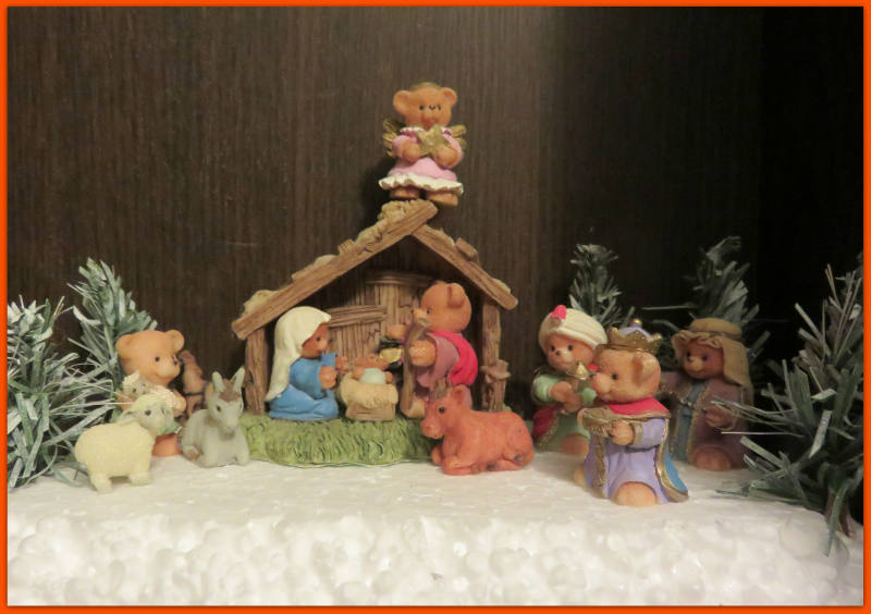 Solve Bear's nativity scene jigsaw puzzle online with 12 pieces