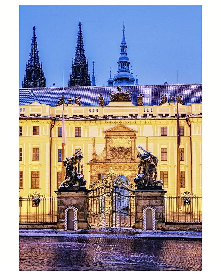 Solve Pohled na vstup do Pražského hradu - View of the entrance to ...