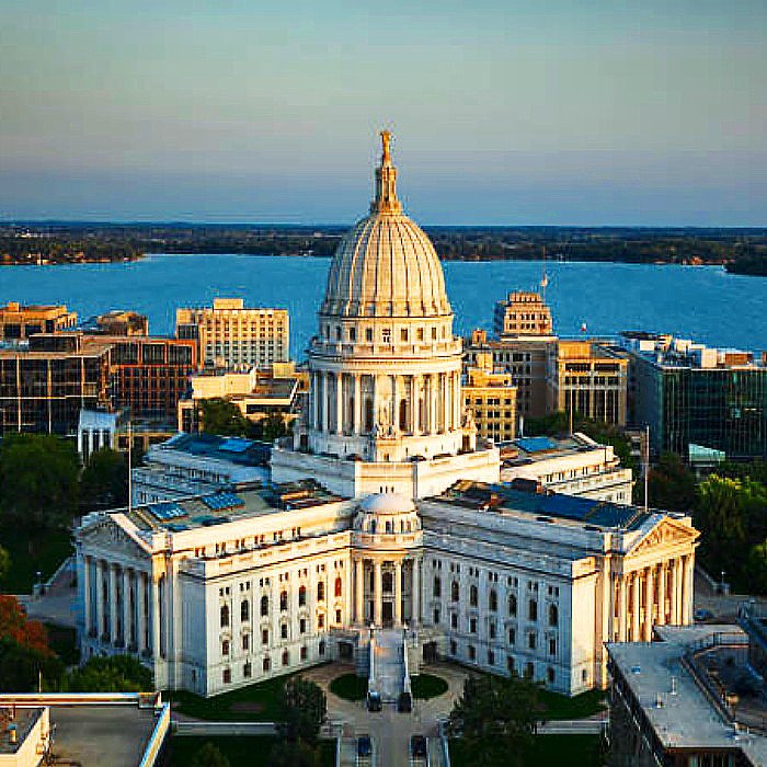 Solve State Capitol. Madison, WI jigsaw puzzle online with 25 pieces