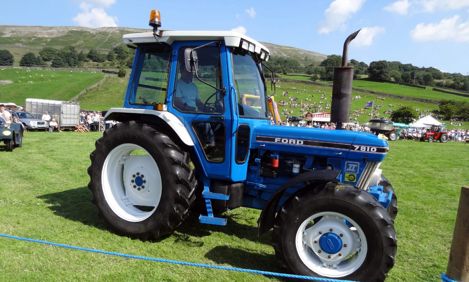 Solve Ford tractor jigsaw puzzle online with 40 pieces