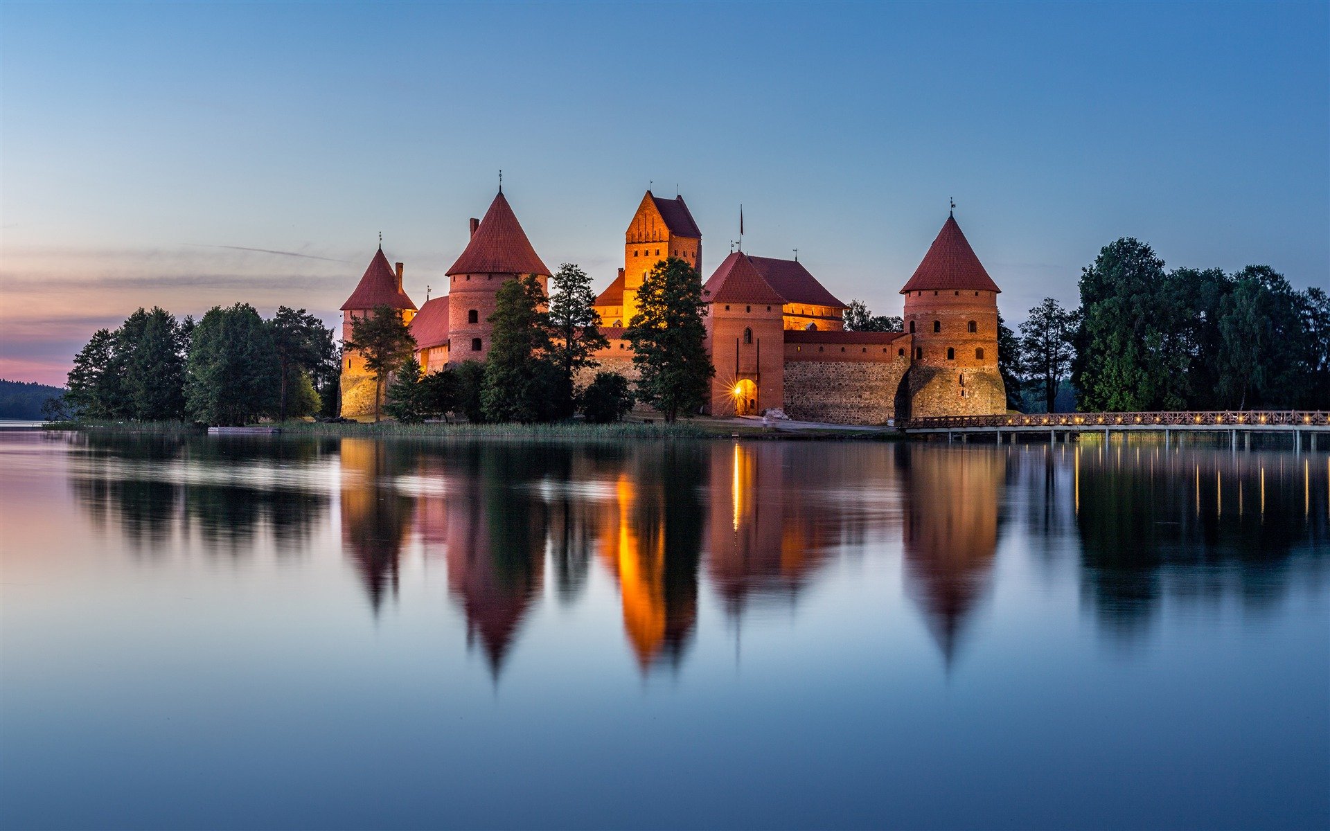 Solve Lithuania_Trakai_Castle jigsaw puzzle online with 160 pieces