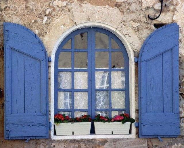 Solve BEAUTIFUL WINDOW jigsaw puzzle online with 63 pieces