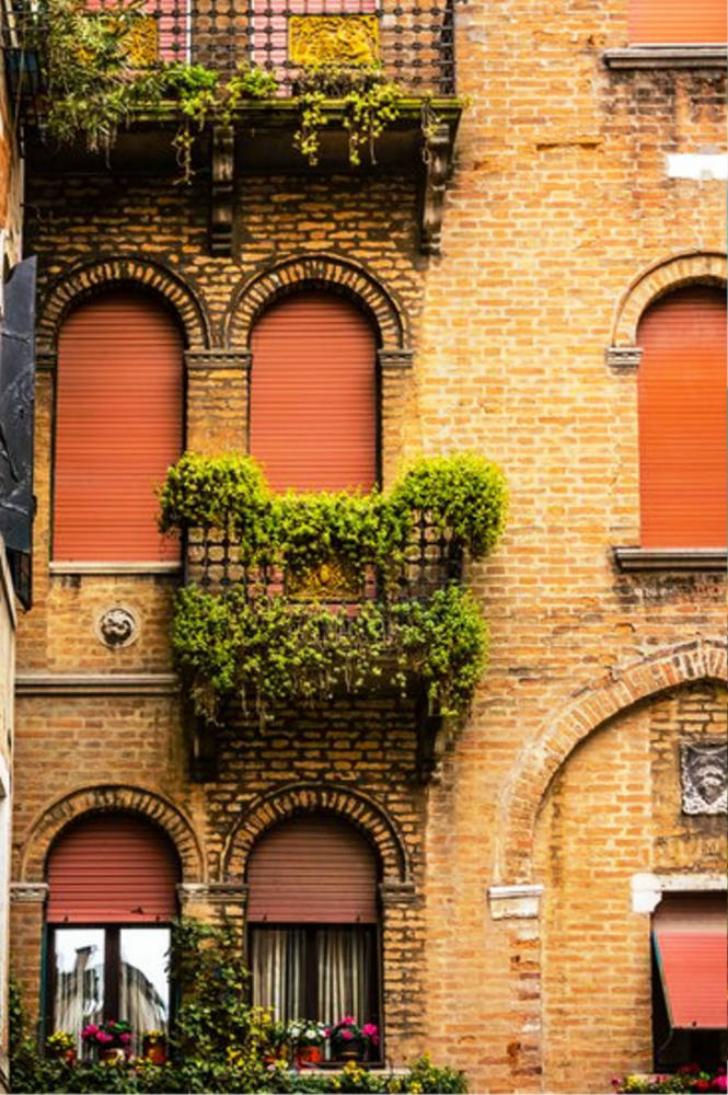 Solve Building Facade ~ Venice jigsaw puzzle online with 70 pieces