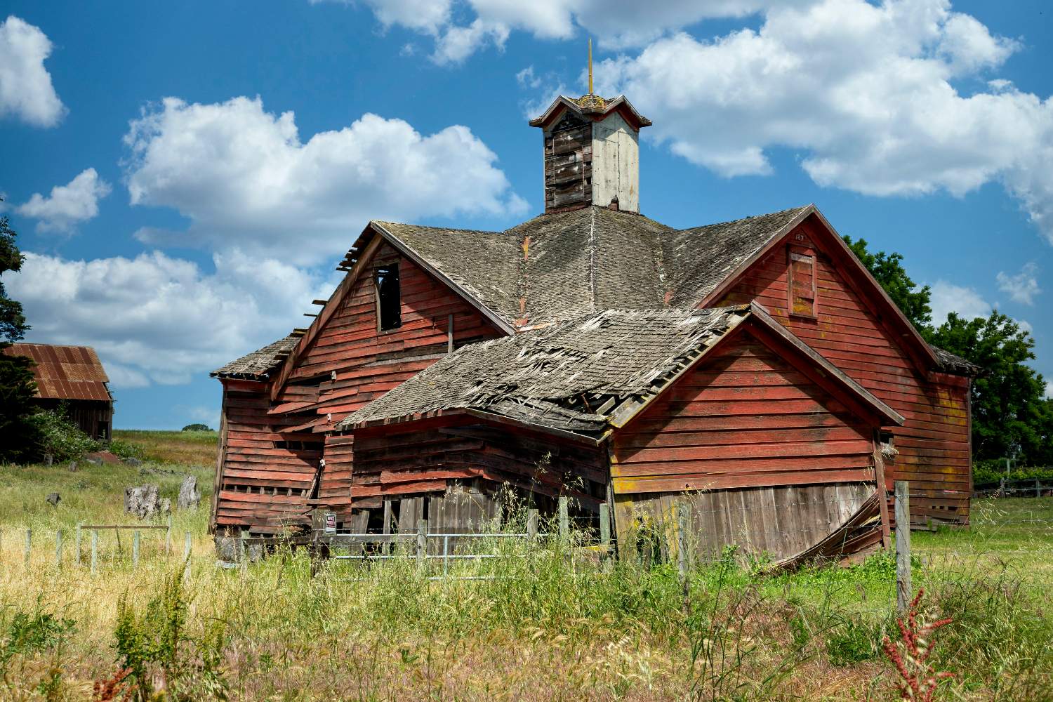 Solve Crumbling Barn jigsaw puzzle online with 96 pieces