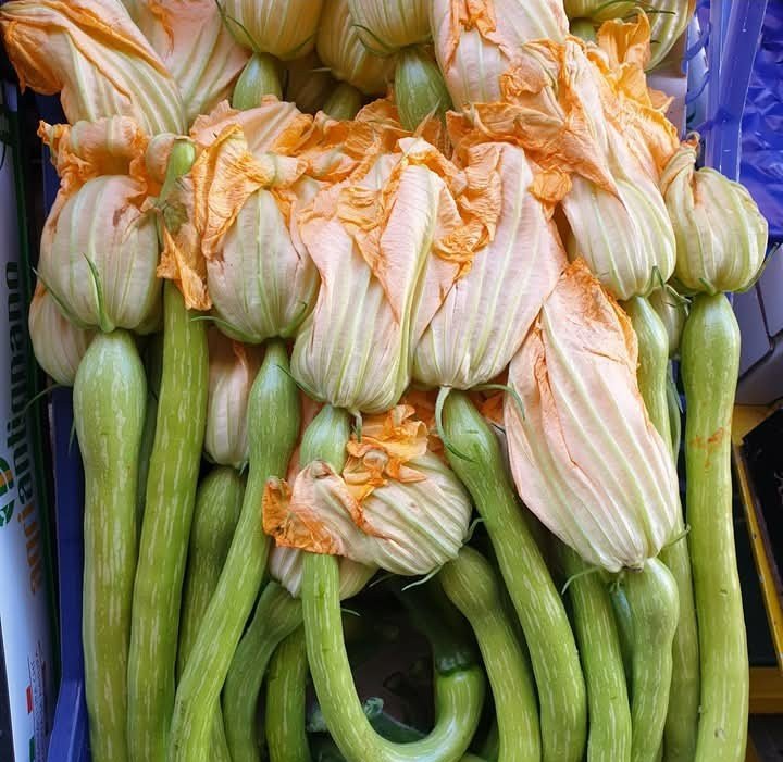 Solve Squash and flowers jigsaw puzzle online with 81 pieces