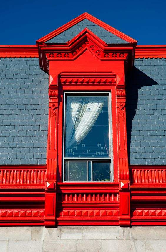 Solve BEAUTIFUL WINDOW jigsaw puzzle online with 70 pieces