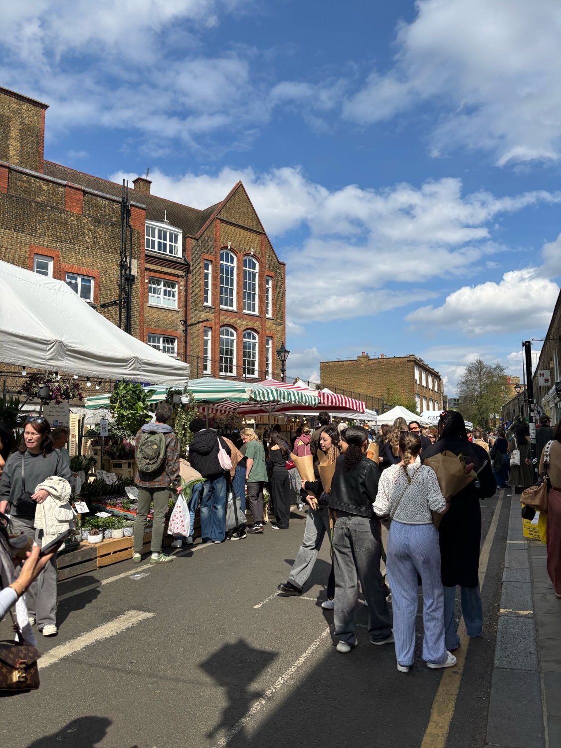 Solve London street jigsaw puzzle online with 594 pieces