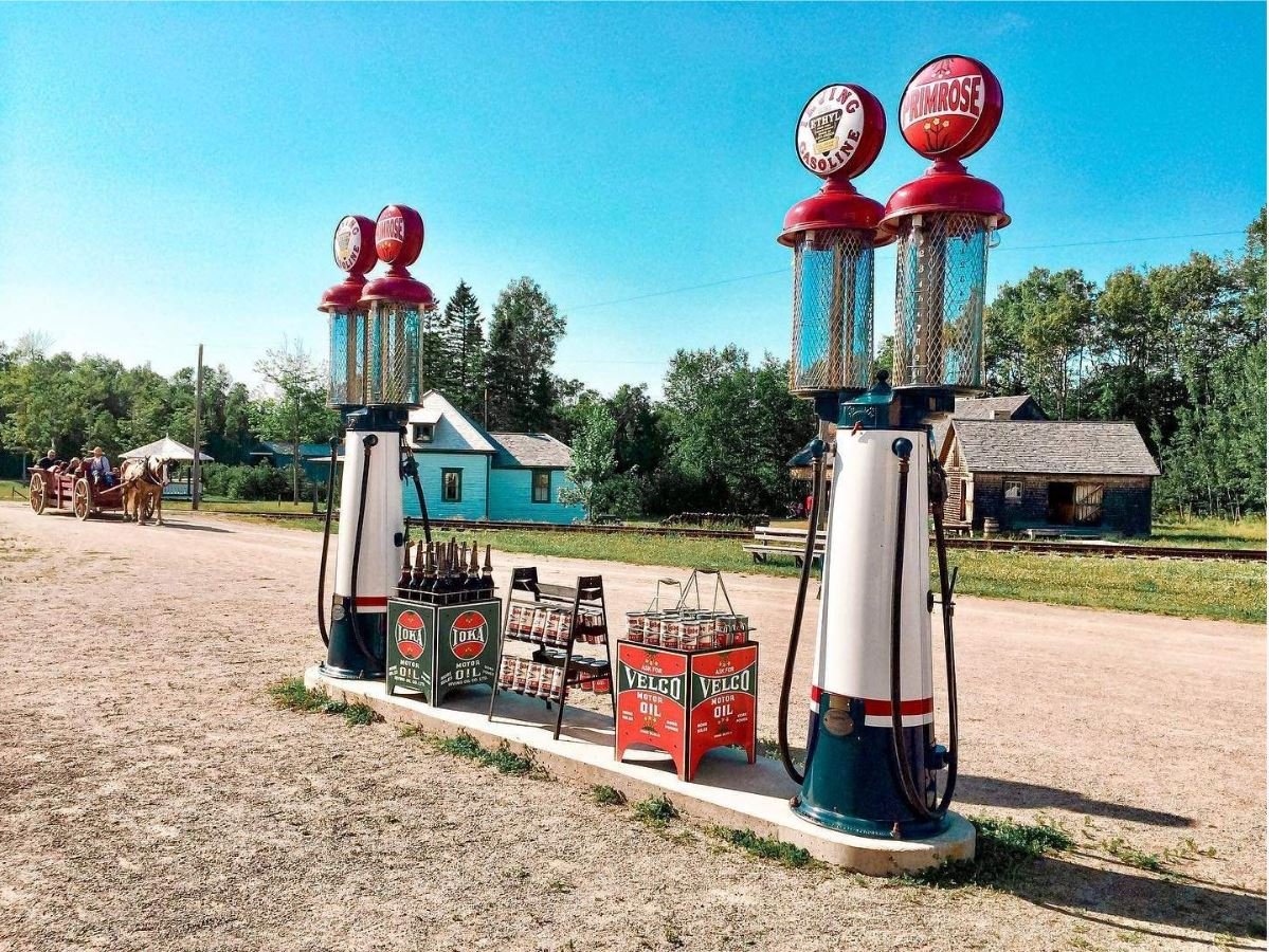 Solve Gas Station jigsaw puzzle online with 154 pieces