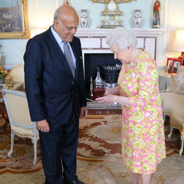 Solve Egyptian SIR Dr. MAGDY JACOB honored by Queen ELIZABITH ( SAMY from EGYPT ) jigsaw puzzle ...