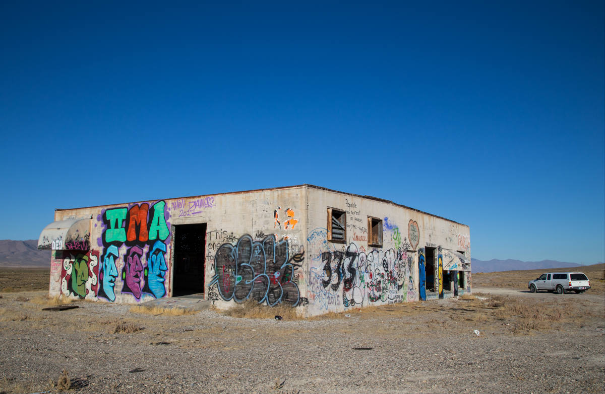 Solve GRAFFITI....INSIDE AND OUT jigsaw puzzle online with 77 pieces