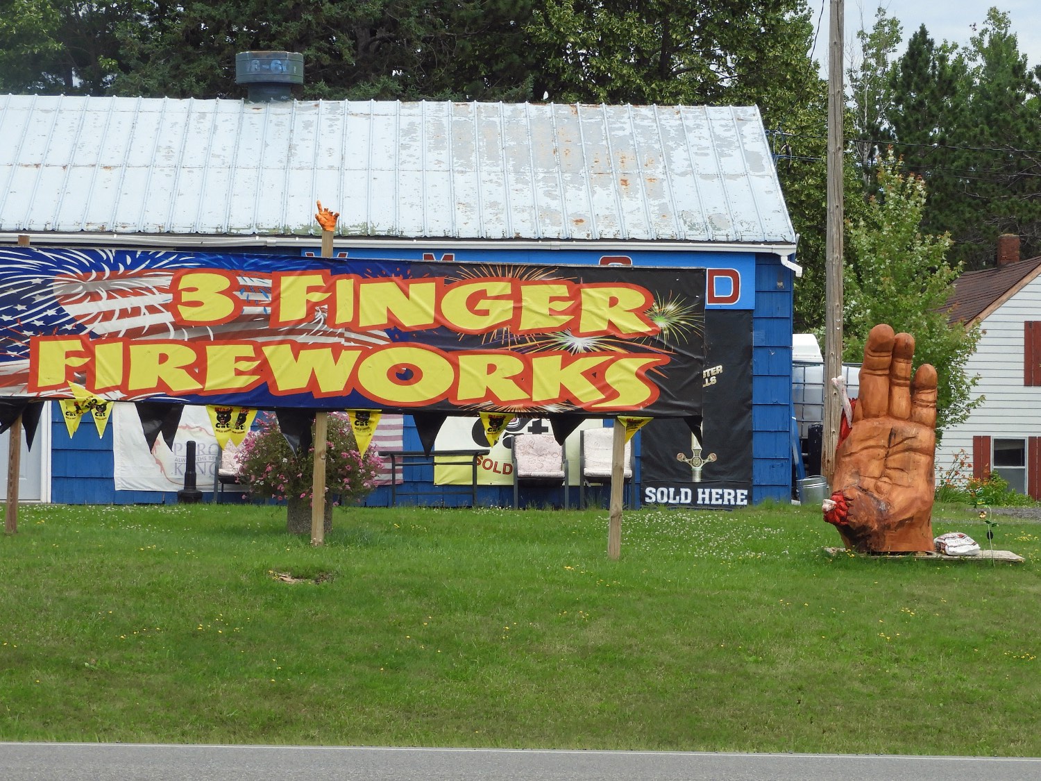 Solve Iconic 3-finger fireworks jigsaw puzzle online with 20 pieces