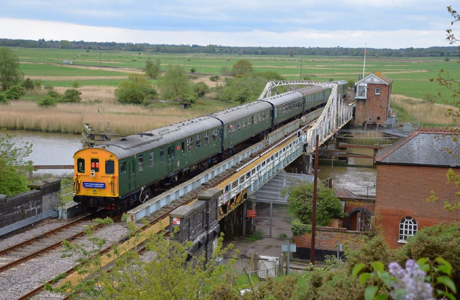 Solve BR Class 201 'Thumper' 1001 crossing Reedham Swingbridge. jigsaw ...