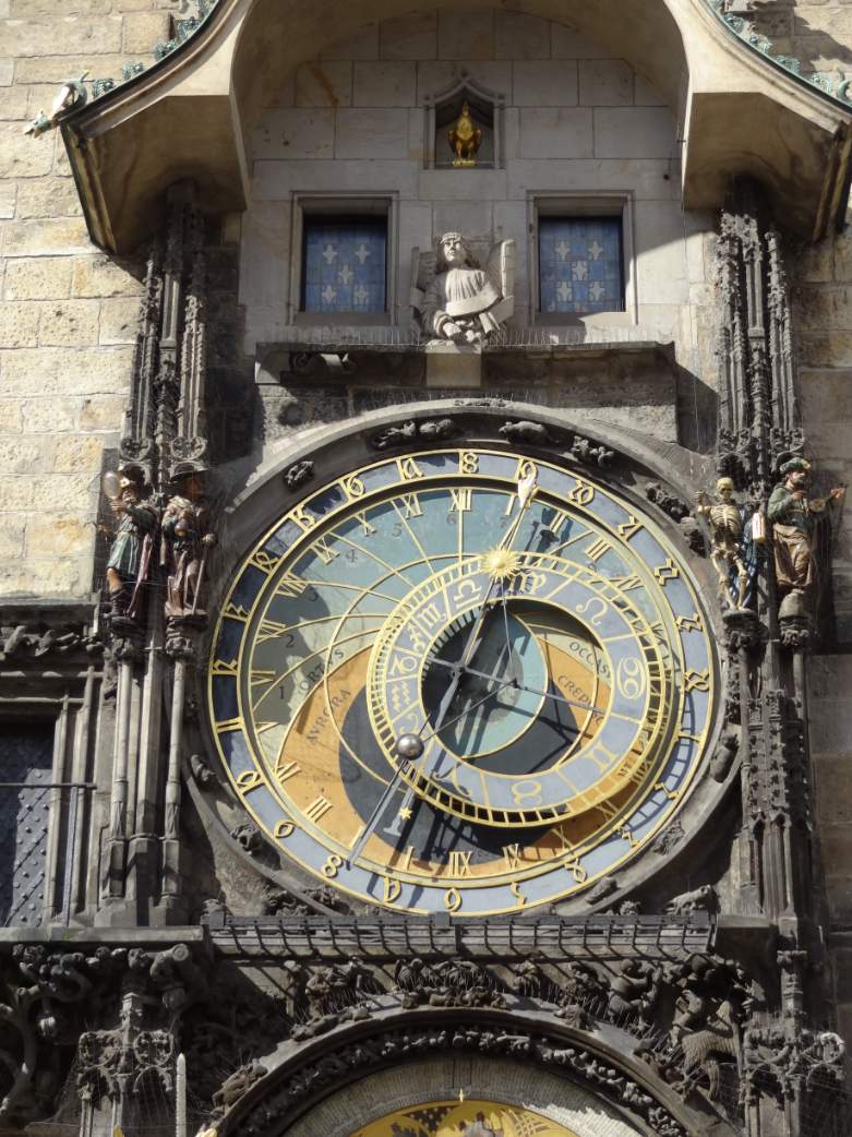 Solve Prague Astronomical Clock jigsaw puzzle online with 20 pieces