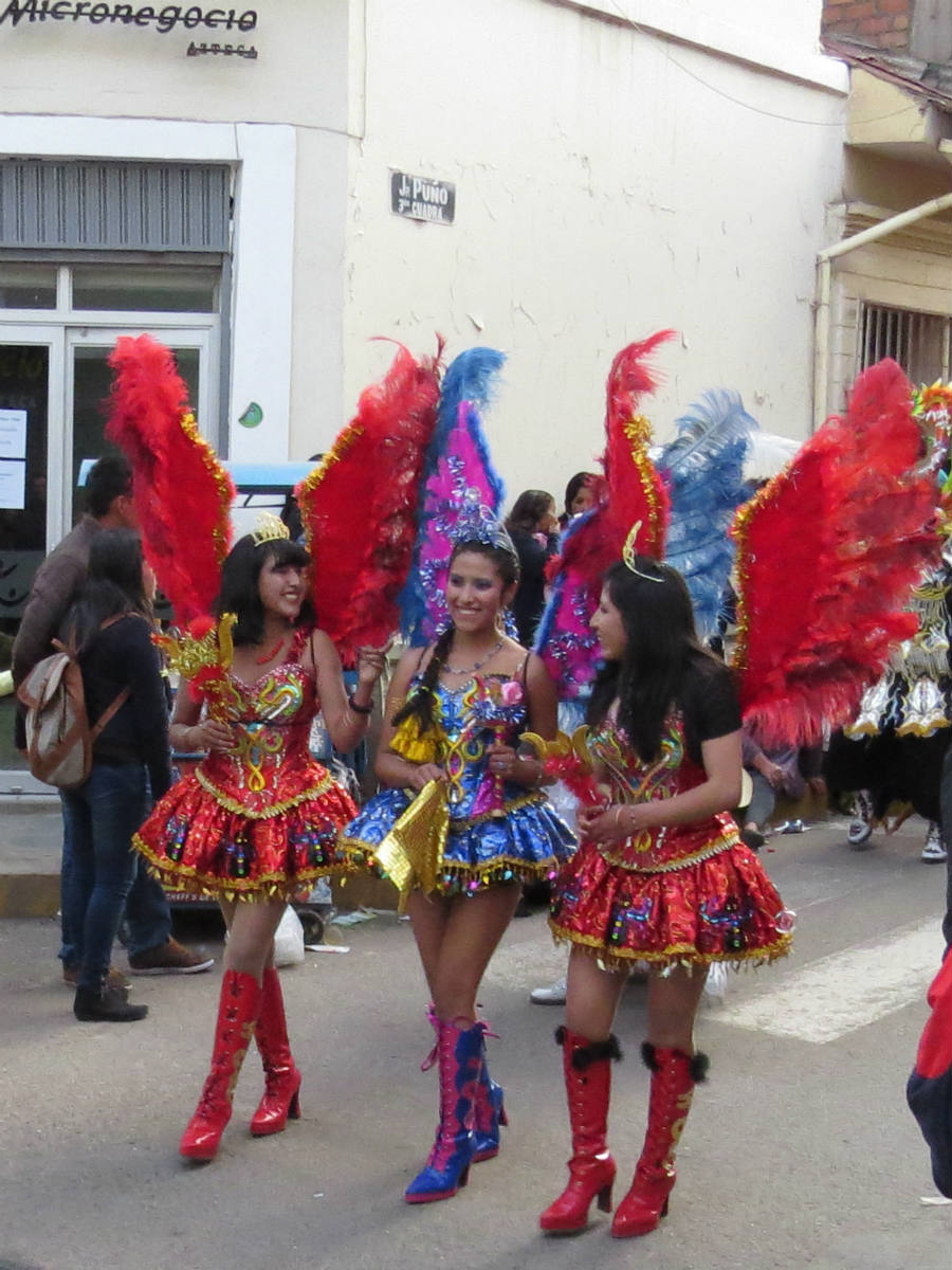 Solve 2014.11.03 Fiesta in Puno, Peru jigsaw puzzle online with 192 pieces