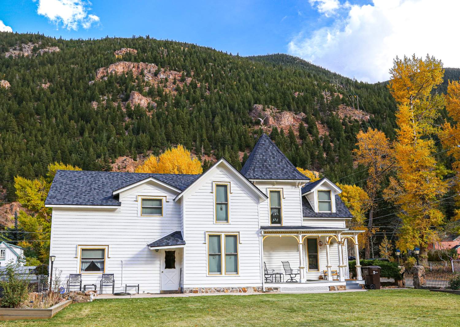 Solve OLD COLORADO HOME jigsaw puzzle online with 88 pieces