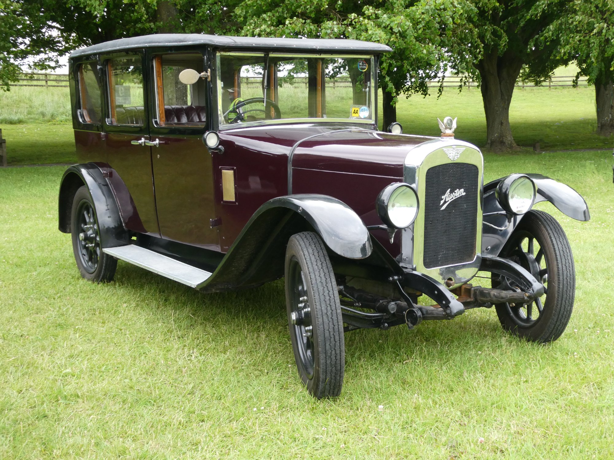 Solve 1928 Austin 12/4 Saloon jigsaw puzzle online with 300 pieces