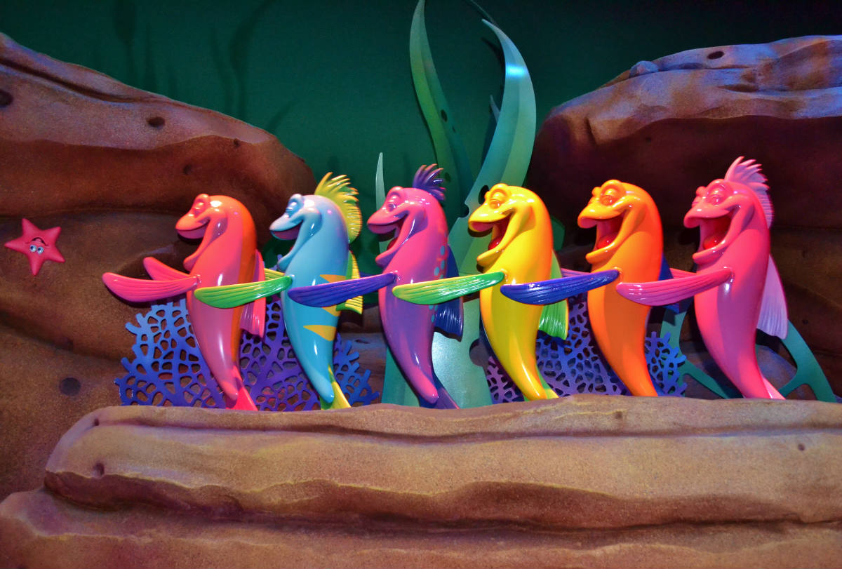 Solve Mermaid conga line jigsaw puzzle online with 70 pieces