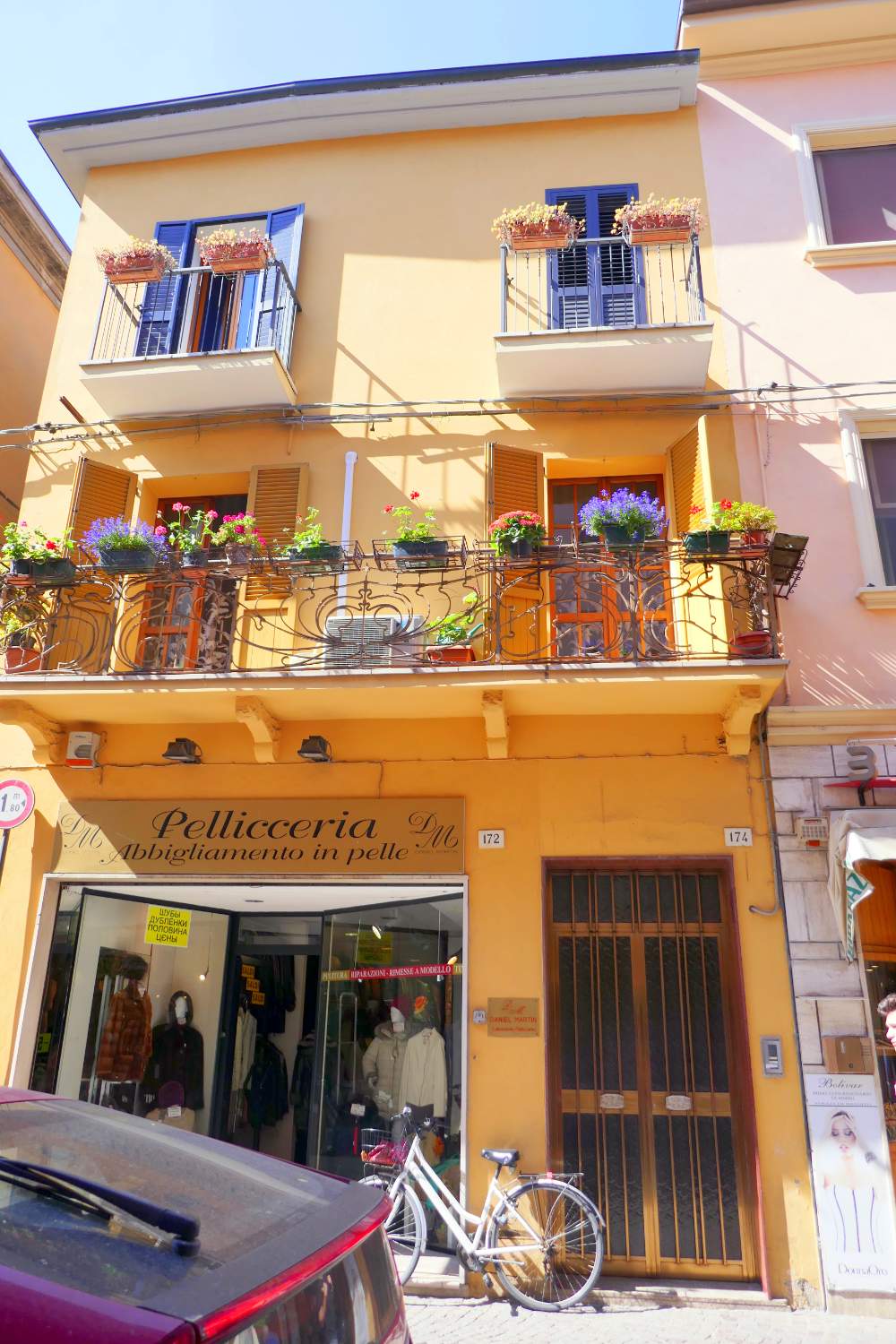 Solve Sunny house in Rimini jigsaw puzzle online with 96 pieces