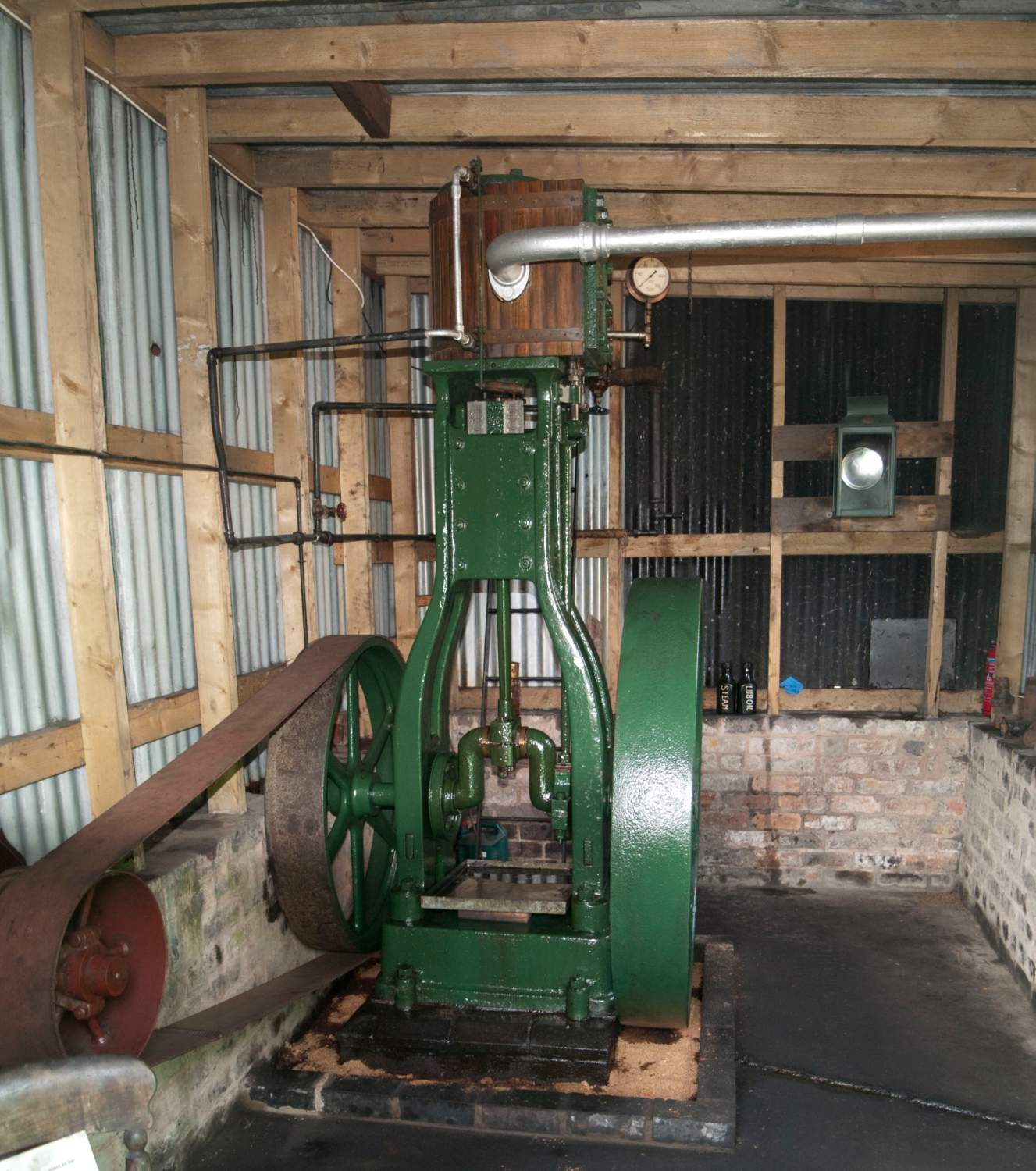 Solve blackcm 02-09-2010 capell fan & Hindley engine 01 jigsaw puzzle ...