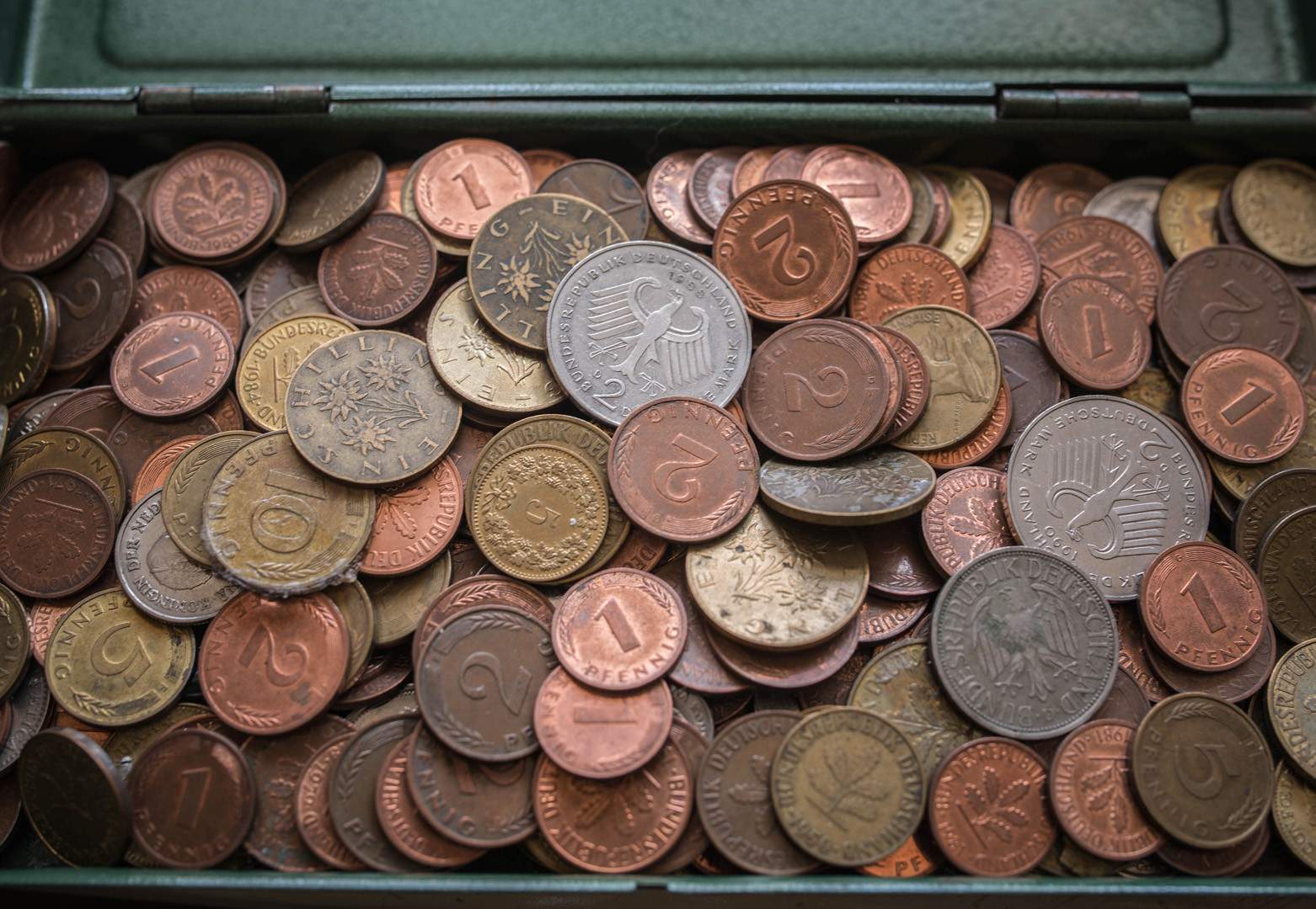 Solve foreign coins jigsaw puzzle online with 117 pieces