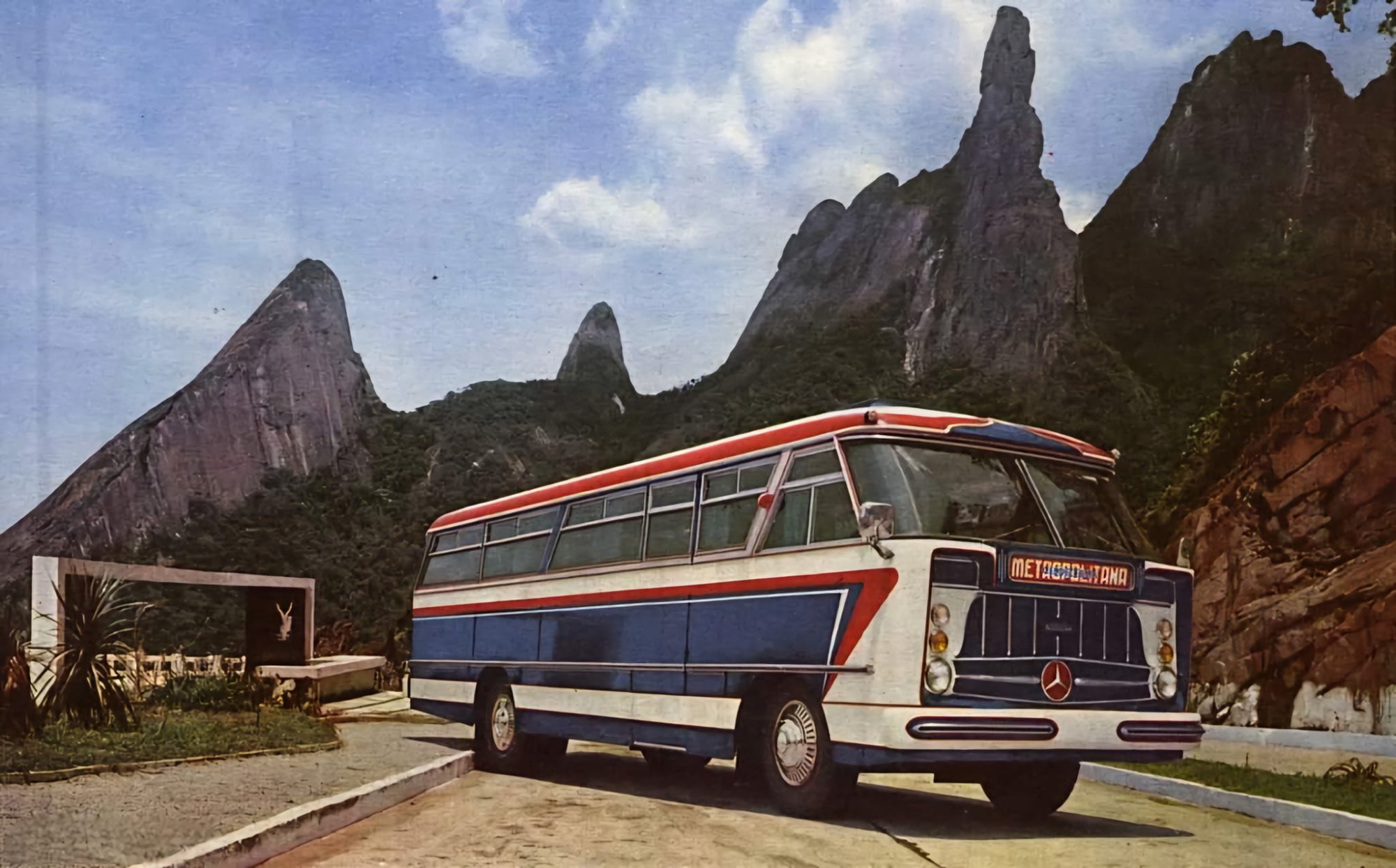 Solve BRAZILIAN BUS jigsaw puzzle online with 198 pieces