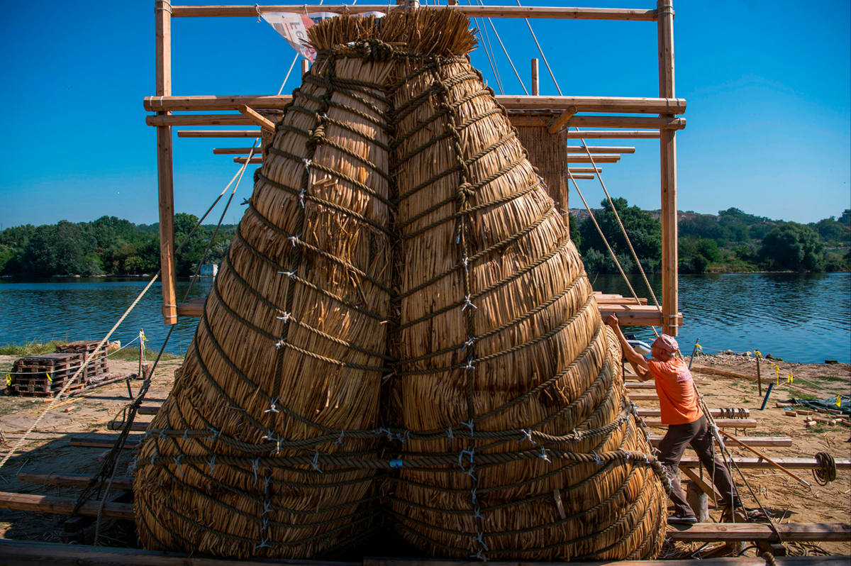Solve Building a reed boat jigsaw puzzle online with 96 pieces