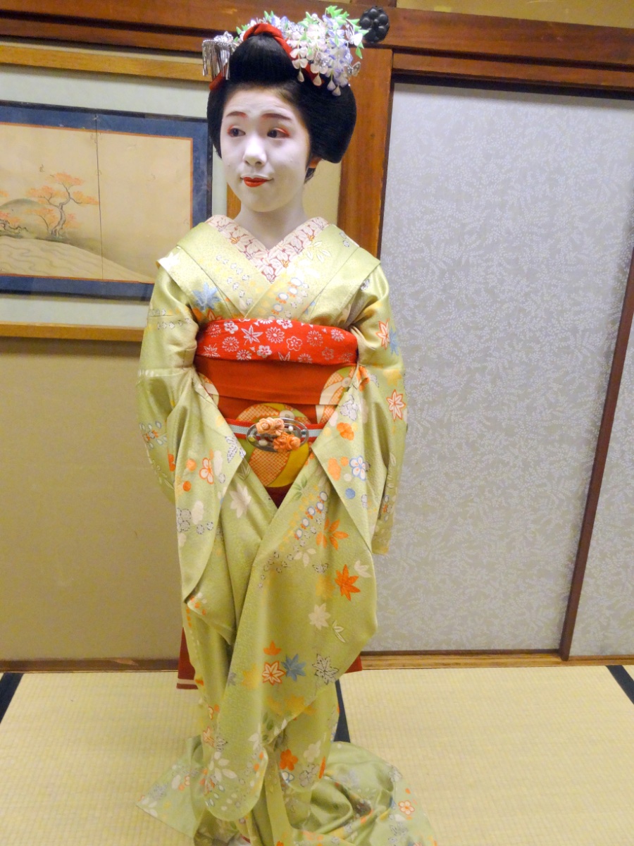 Solve Maiko in Japan jigsaw puzzle online with 30 pieces
