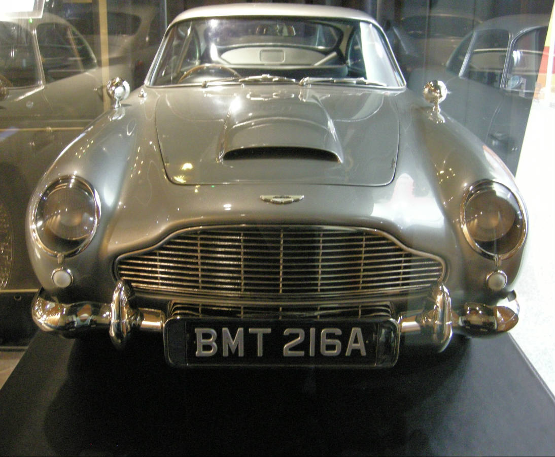 Solve JAMES BOND Aston Martin jigsaw puzzle online with 99 pieces