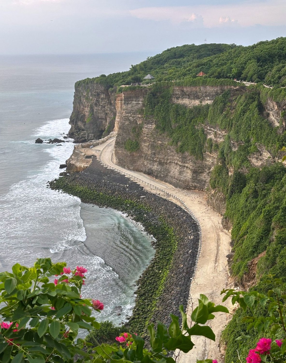 Solve in Bali jigsaw puzzle online with 63 pieces