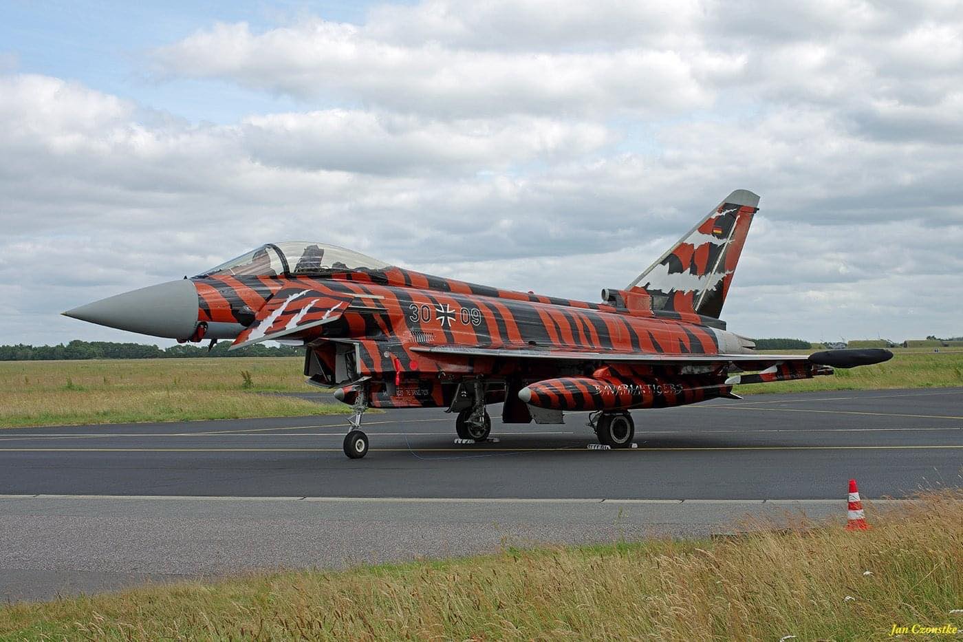 Solve Tiger Typhoon. jigsaw puzzle online with 117 pieces