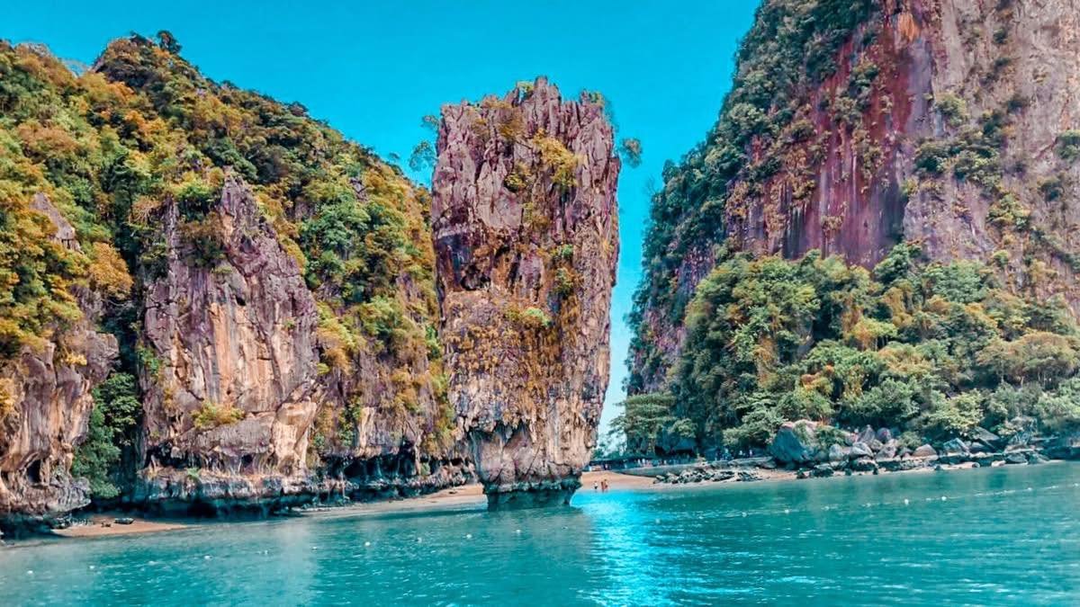 Solve Thailand jigsaw puzzle online with 84 pieces