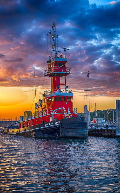 Solve Tugboat sunset jigsaw puzzle online with 96 pieces