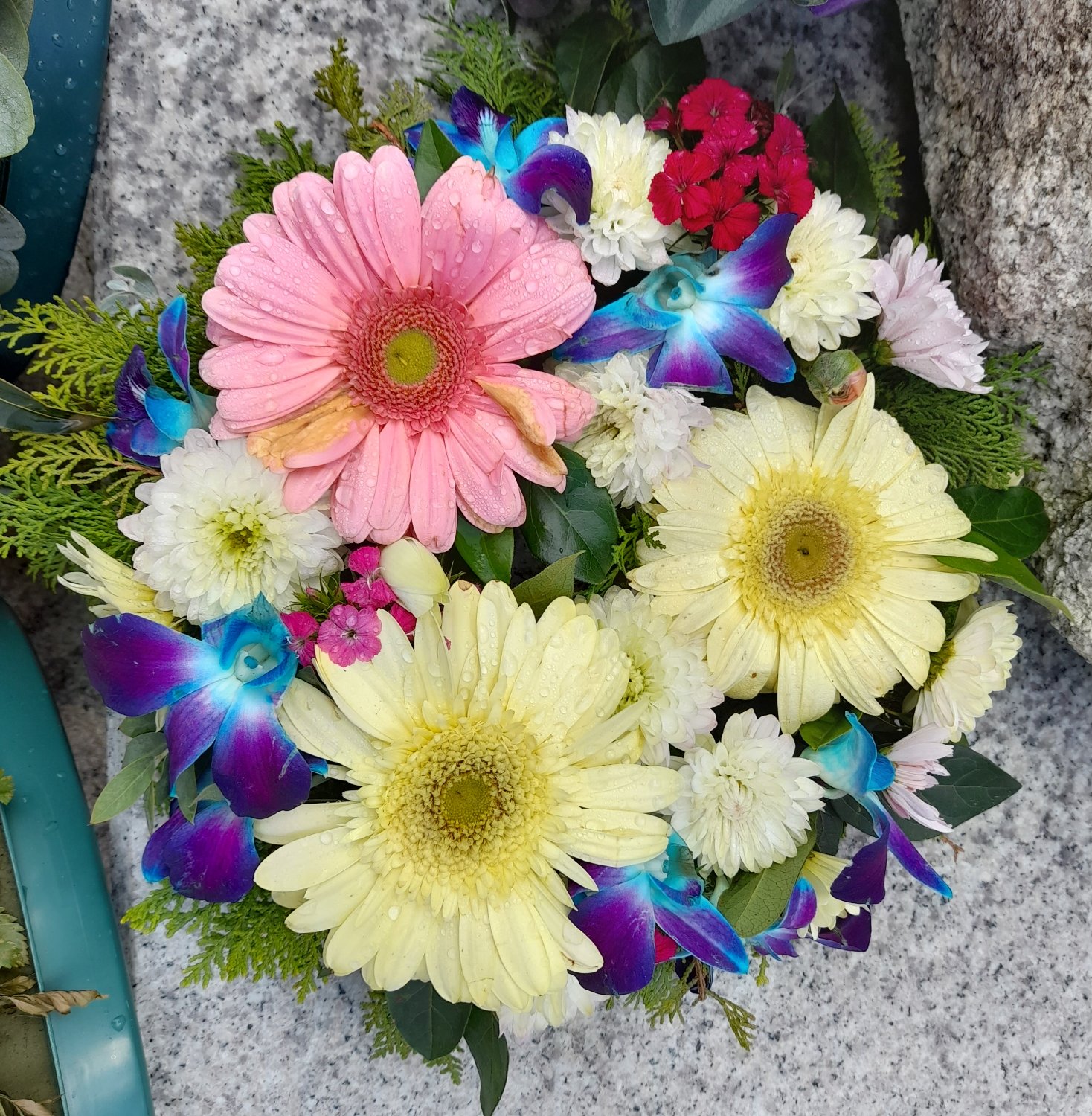 Solve Flowers jigsaw puzzle online with 144 pieces