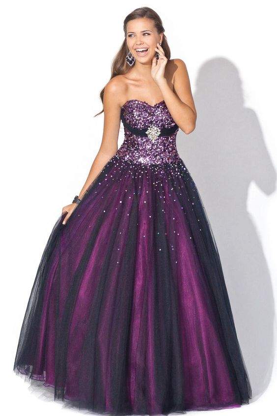 Solve Prom dress jigsaw puzzle online with 35 pieces