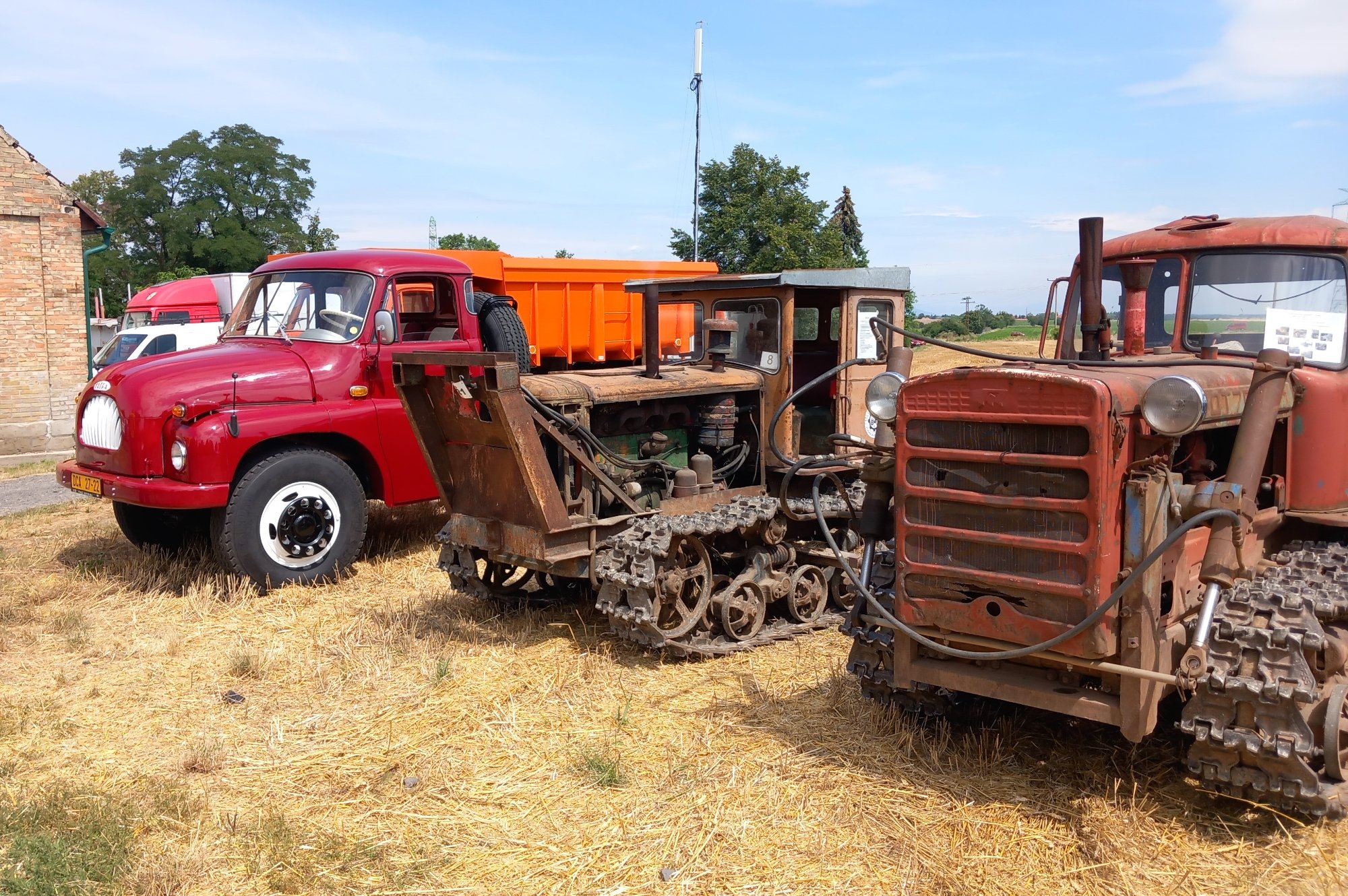 Solve Tatra 138. DT 54, DT 75 jigsaw puzzle online with 96 pieces